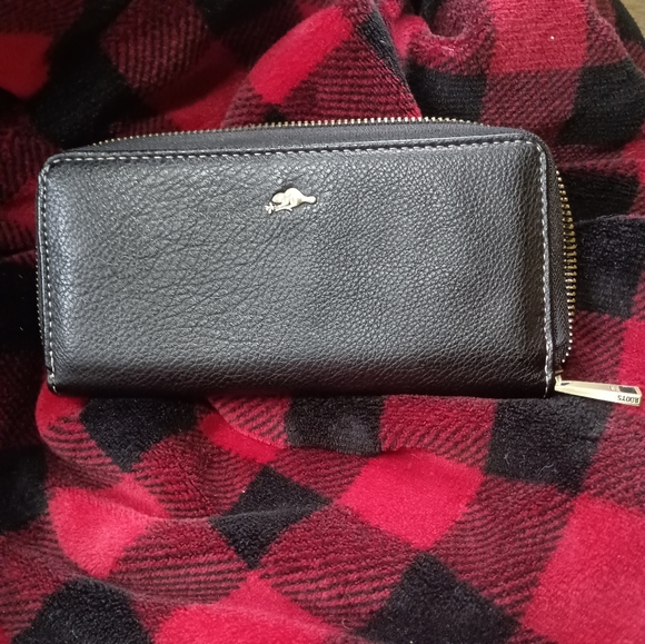 Roots | Bags | Roots Black Pebbled Leather Zip Wallet Utility Quality ...
